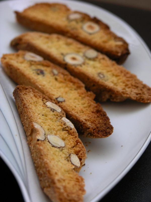 Carquinyolis, una menja dolça, petit four amb vi dolç